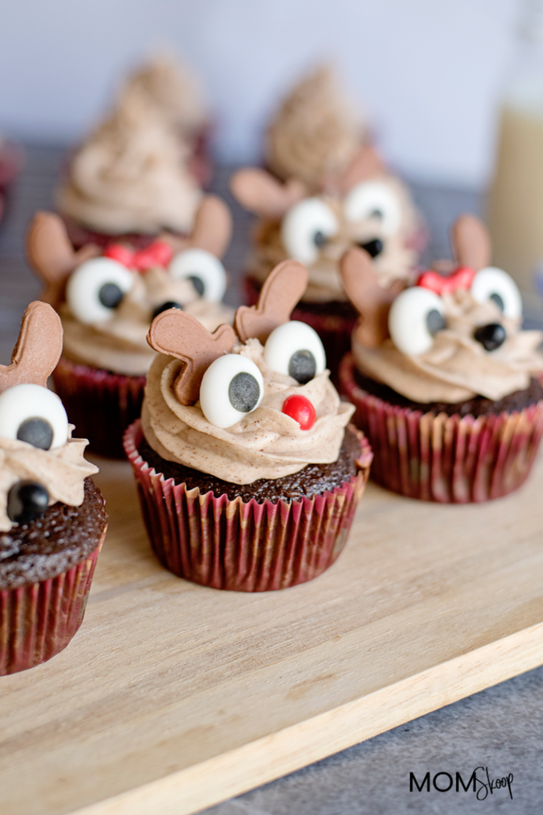 Reindeer Cupcakes with Cinnamon Cream Cheese Frosting - MomSkoop