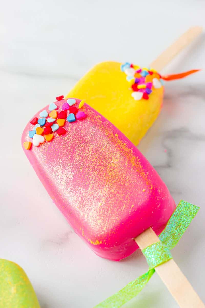 Rainbow Cakesicles - MomSkoop