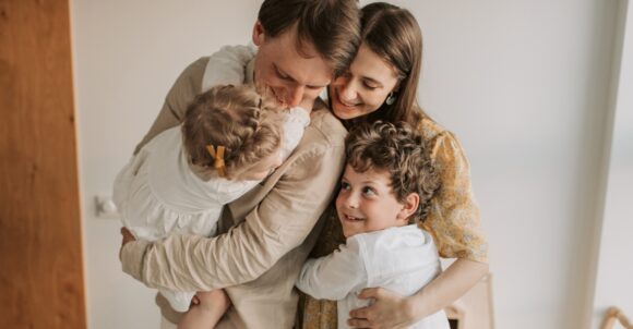13 Tiny Gestures That Make Kids Feel Truly Loved Every Day - MomSkoop