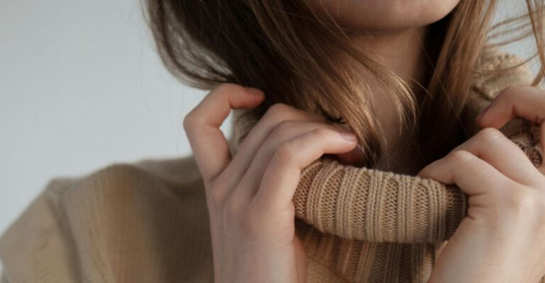 10 Subtle Style Tweaks That Make You Look Effortlessly Younger - MomSkoop