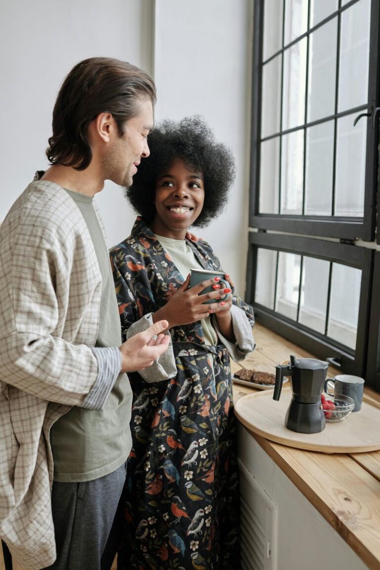 Experts Say These 7 Body Language Signs Are Major Red Flags
