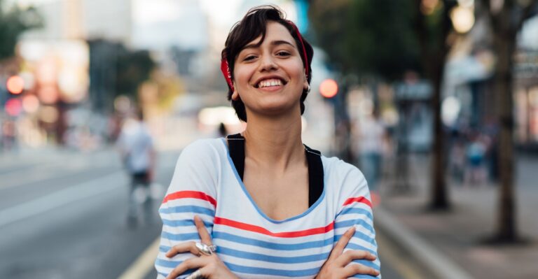 People Who Instinctively Smile at Strangers Tend to Have These 12 ...