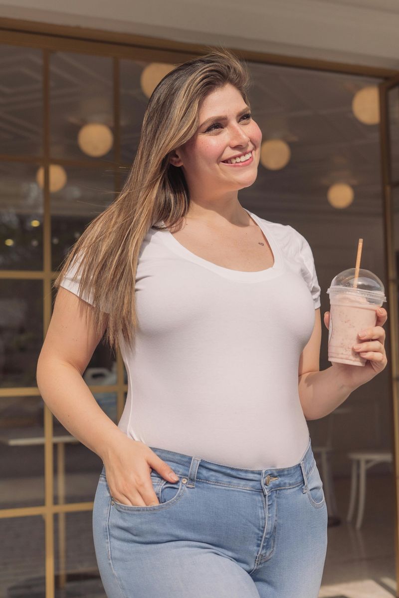 8 Real Signs a Woman Is Happy — Not Just Pretending to Be