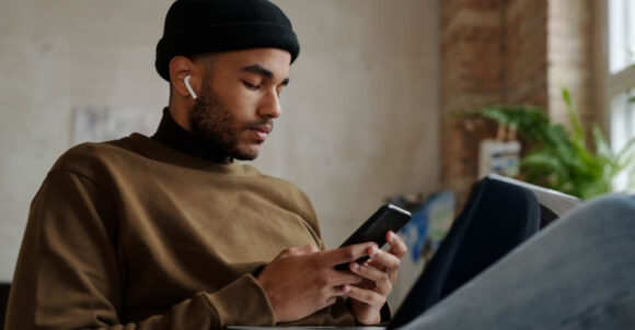 7 Psychological Truths About People Who Never Speak Up in Group Chats
